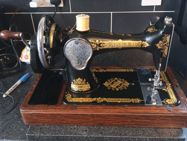 GENUINE SINGER SEWING Machine. Complete With Original Carrying Case ...