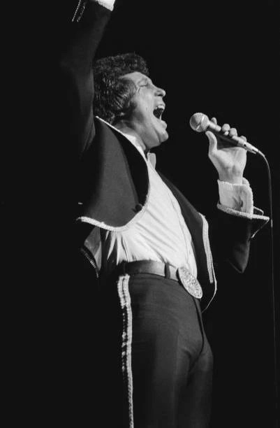 WELSH SINGER TOM Jones in concert UK 8th March 1974 OLD PHOTO $8.50 ...