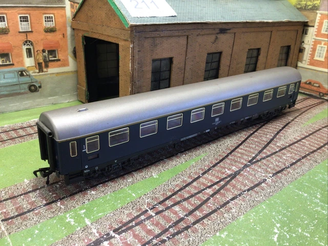 FLEISCHMANN HO GAUGE DB 1st Class Corridor Passenger Coach. Blue. See ...