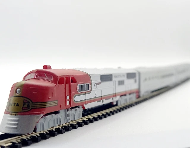 Z GAUGE SCALE USA Diesel Locomotive + Passenger Coaches Model Railway ...