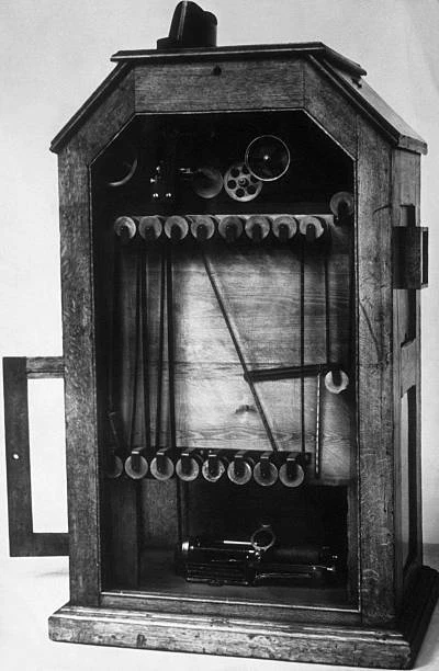 THE KINETOSCOPE PATENTED by American inventor Thomas Edison machin- Old ...