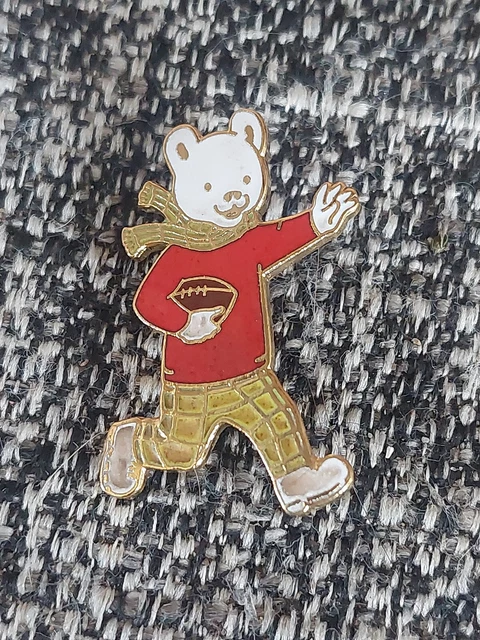 RUPERT BEAR COLLECTABLE Badge * RUPERT PLAYING RUGBY * (c) Express NPS ...