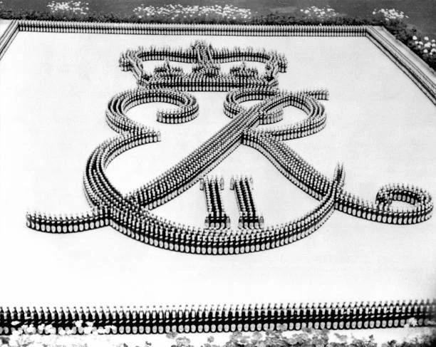 THE ROYAL CYPHER 'Er Ii' Formed 5 000 Beer Bottles Carlsberg Brewe ...