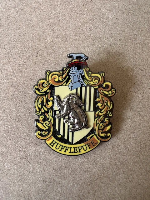 HARRY POTTER UNIVERSAL Studios Hufflepuff Crest Themed Pin Badge £6.99 ...