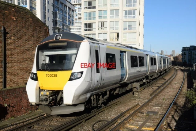 PHOTO CLASS 700 Desiro City 8-Car Emu No 700 039 (V2) At Elephant ...