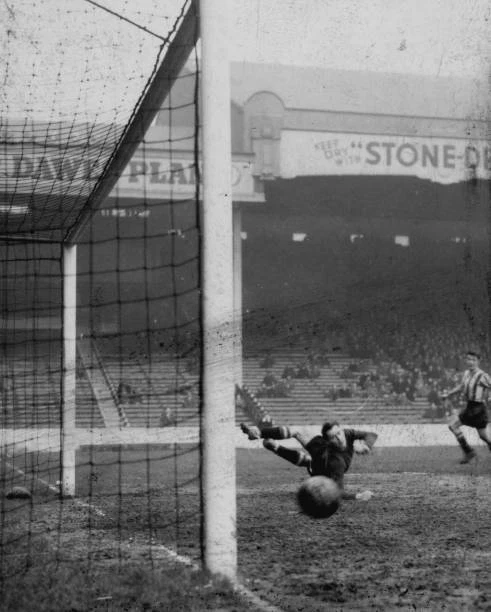 SHEFFIELD UNITED GOALKEEPER Alan Hodgkinson Well Beaten A Cross-Sh ...