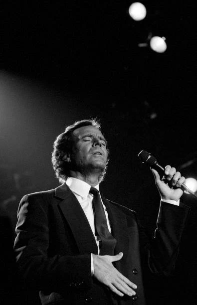 JULIO INGLESIAS PERFORMING Live At Wembley Arena London 1988 OLD MUSIC ...