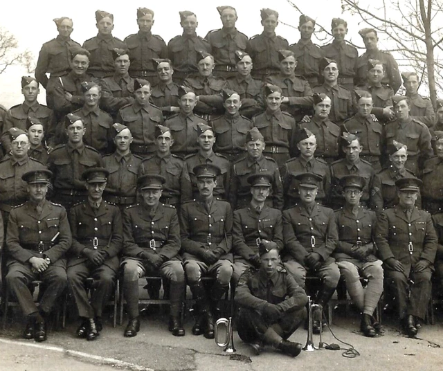 WW2 MILITARY PHOTO Postcard Large Group British Soldiers Bugles Floor £ ...