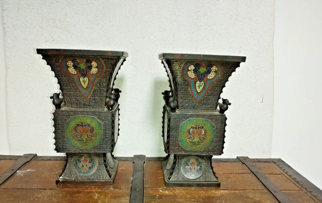 PAIRE DE VASE rituel Gu en bronze cloisonné Chine ou Japon ... Meiji ...
