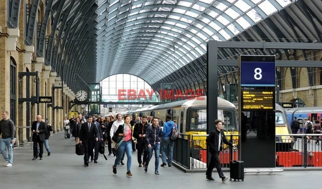 PHOTO KING'S Cross Railway Station A Commuter Train From Cambridge Has ...