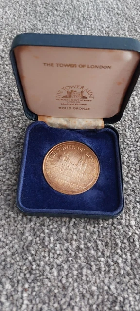 TOWER OF LONDON Medal In Solid Bronze By The Tower Mint In Case £5.00 ...