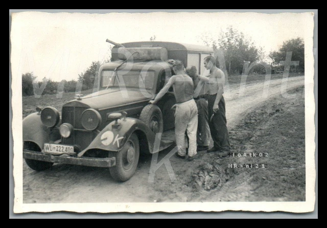 FOTO WK2, 8./RGT. "Gen.Göring", Russland, das Sanka der Truppe, KFZ ...