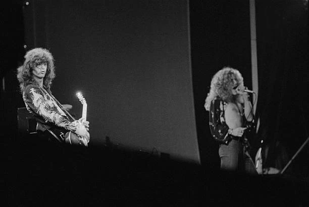JIMMY PAGE ROBERT Plant Performing Earls Court London 1975 MUSIC OLD PHOTO 5 EUR 6,62 - PicClick FR