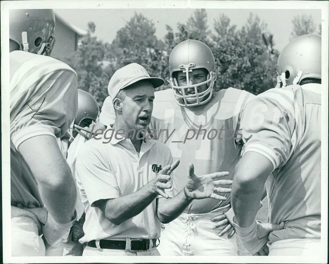 ANNÉES 1970 PEPPER Rodgers UCLA entraîneur-chef de football origine ...