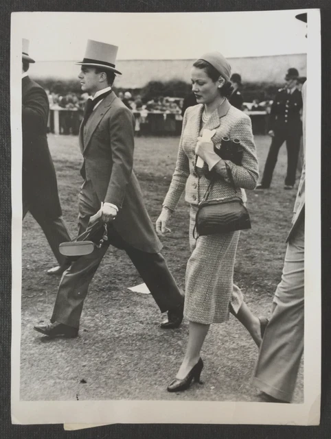 GENE TIERNEY ET Le Prince Aga Khan Aux Courses À Epsom En 1953 : Tirage ...