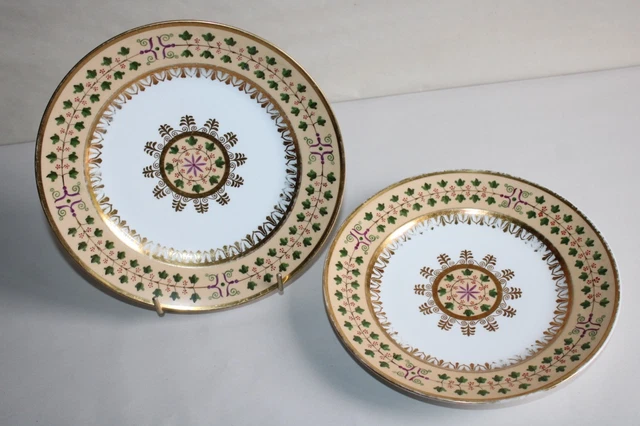 PAIRE D'ASSIETTES EN porcelaine de Sèvres, marli fond nankin lierre ...