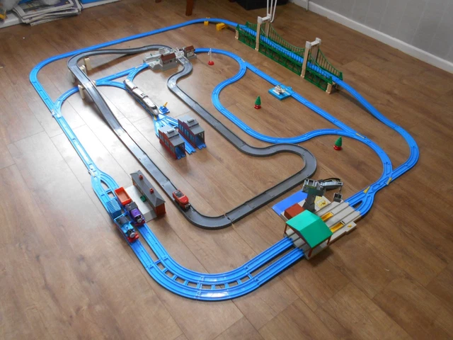 TOMY TRACKMASTER THOMAS the tank engine train set and thomas character ...