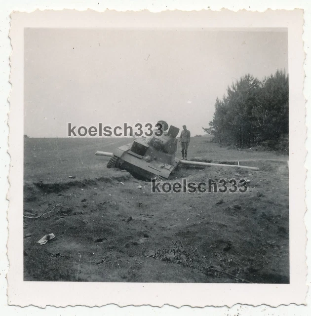 FOTO RUSSISCHER T-26 Panzer in einem Graben an der Ostfront 1941 EUR 4 ...