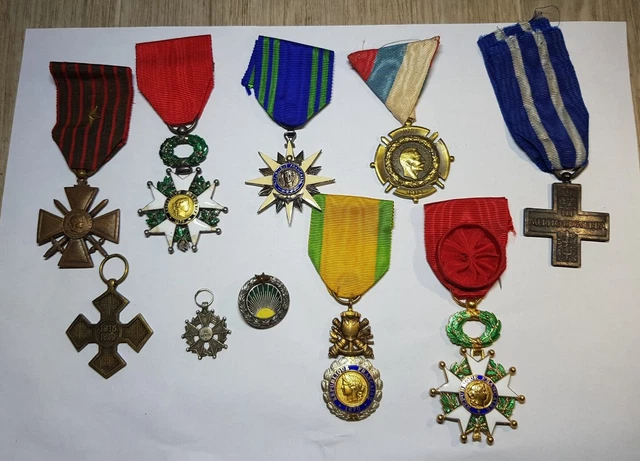LOT 10 MILITARY Medals Ww1 Ww2 French Medals Orders £105.78 - PicClick UK