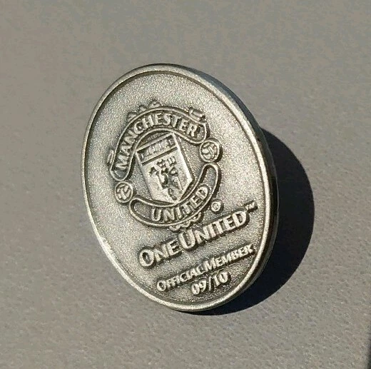 MANCHESTER UNITED ONE United Official Member 09/10 Football Brooch Pin ...