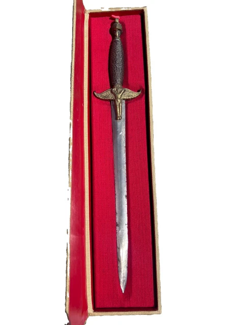 DAGUE DÉCORATIVE NÉO-MÉDIÉVALE à garde ailée, avec coffret de ...
