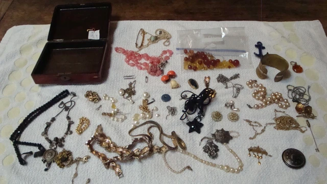 LOT DE bijoux anciens avec leur boite qui datent des années 1920/1970 ...