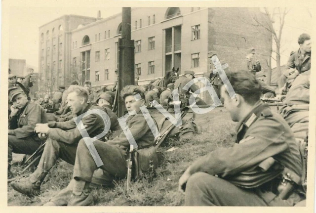 FOTO WKII 97. Jäger-Div. Soldaten Pause Quartier in Druzhkivka Дружків ...