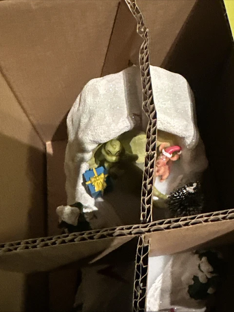 THE GRINCH CHRISTMAS Village GRINCH LAIR w/Grinch & Max LIGHT & SOUND ...