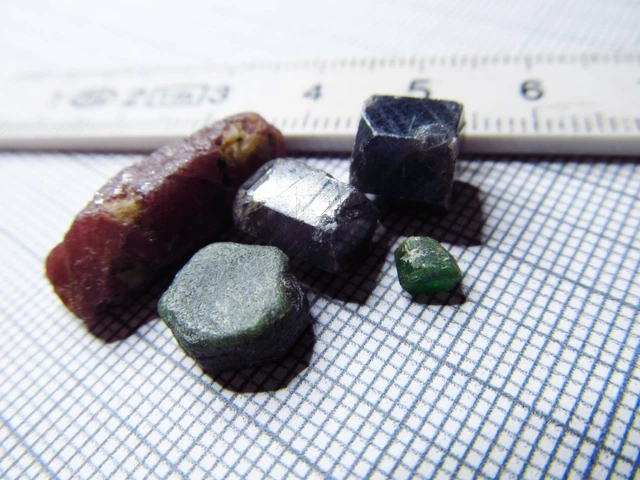RUBIN, SAFIR U. Smaragd Kristalle, zusammen ca. 34,3 Karat EUR 1,50 ...