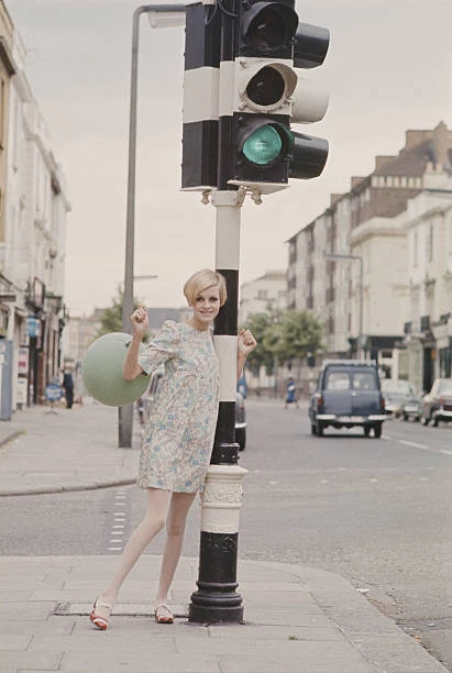 GREEN LIGHT FOR Twiggy 1966 Old Photo $9.00 - PicClick AU