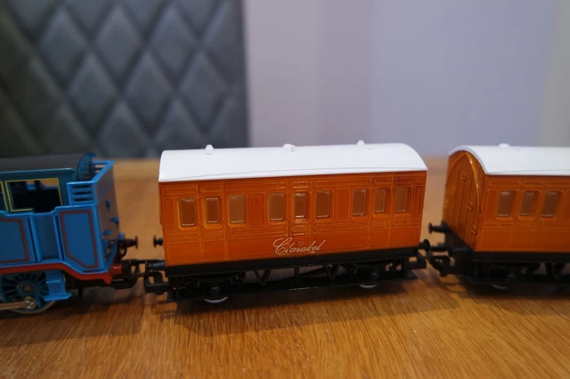 HORNBY THOMAS TANK Engine With Clarabel And Annie Coaches OO- Please ...