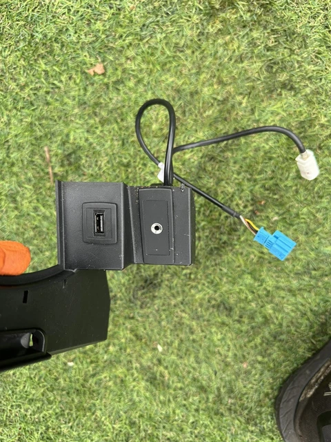 MERCEDES-BENZ C CLASS W204 Centre Console Usb Aux Port A2078210411 2012 ...