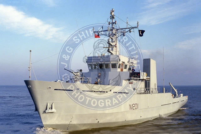 ROYAL NAVY RIVER Class Minesweeper HMS ORWELL (M2011) - 6X4 (10X15 ...