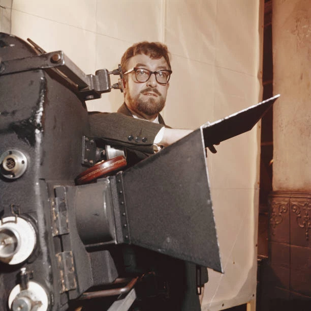 ENGLISH ACTOR AND comedian Peter Sellers pictured standing nex- 1960s ...