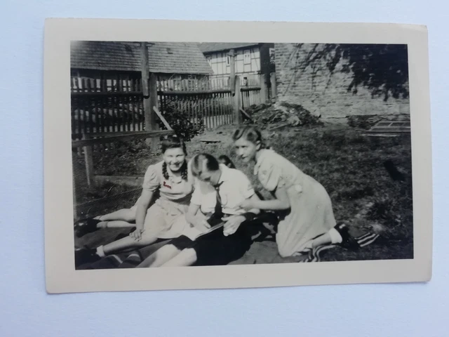 FOTO 2.WK BDM Mädels mit Gruppenführerin Pause im Garten Landjahr 1944 ...