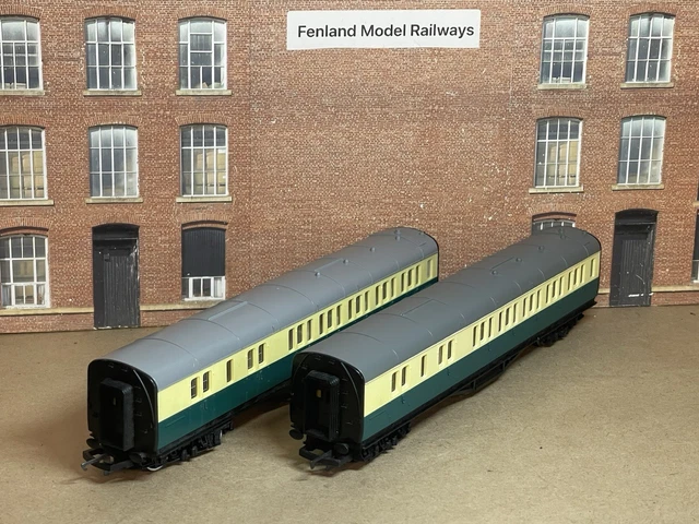 2 HORNBY OO Gauge Thomas The Tank Engine Gordon’s Brake Coaches £0.99 ...