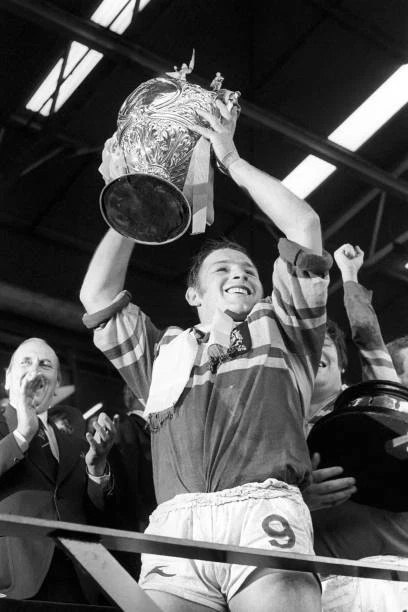 LEEDS CAPTAIN DAVID Ward Holds Aloft The Challenge Cup 1978 OLD RUGBY ...