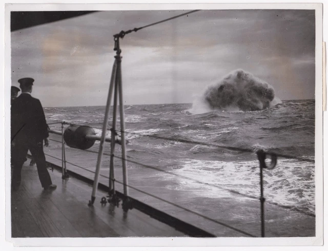 WW2 ORIGINAL PRESS Photo Royal Navy Ship Dropping A Depth Charge #r31 £ ...