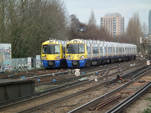 CLASS 378 378215, 5 car EMU, in London Overground passes 378226 at ...