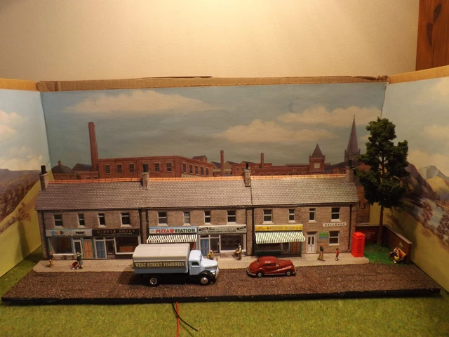 OO GAUGE DIORAMA low relief street ,with cars light, tree ,and people £ ...