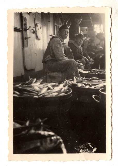 FOTO/PHOTO PORTRAIT KRIEGSMARINE Matrose auf Schiff / Boot beim angeln ...