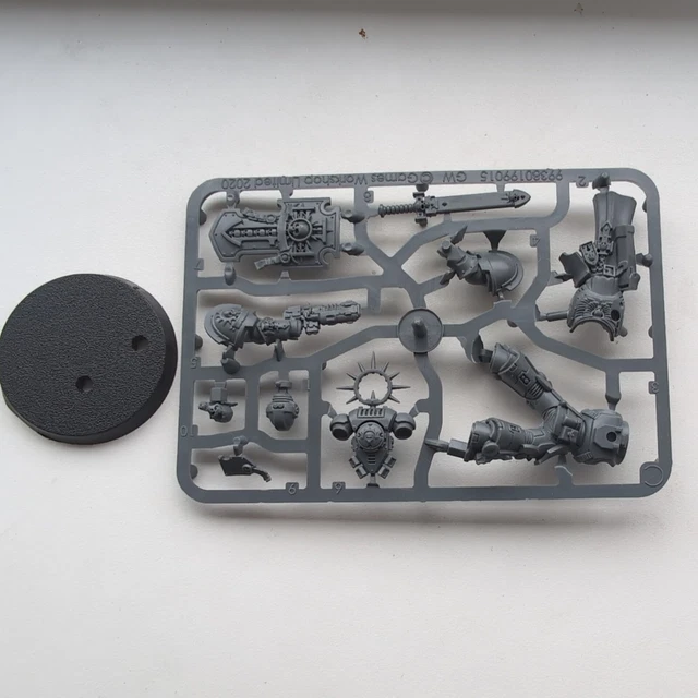 SPACE MARINE BLADE Guard Lieutenant - Warhammer 40k - Still on Sprue ...