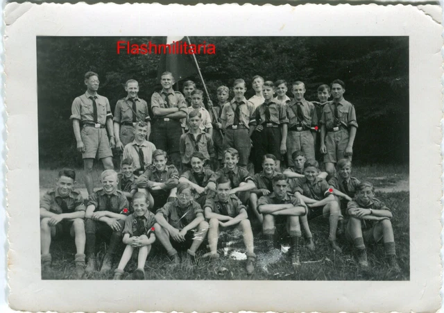 PHOTO ALLEMANDE GUERRE WW2 -- Groupe de membres Hitlerjugend avec ...