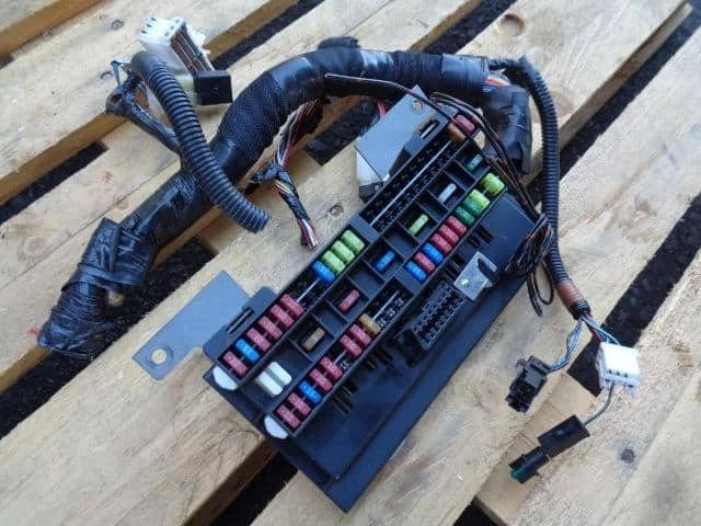 MITSUBISHI FUSO CANTER Guts 2008 Fuse Box MK387303 [Used] [PA89803327 ...