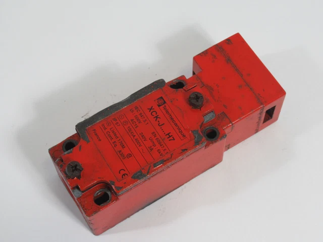 TELEMECANIQUE XCK-J5910H7 SAFETY Limit Switch *Cosmetic Damage* USED ...