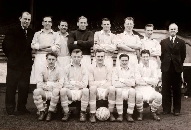 FOOTBALL THE MANCHESTER City FA Cup Final squad at Maine Road 1958 OLD ...
