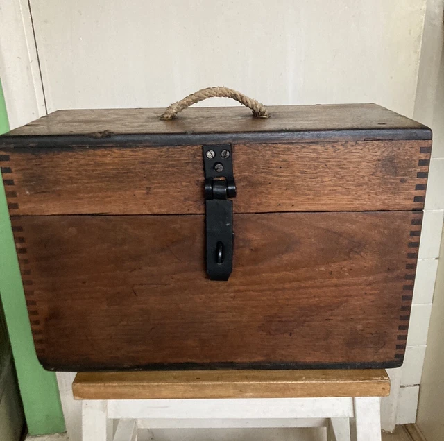 VINTAGE LOCKING WOODEN Tool Box Hinged Lid Carrying Handle Rustic Wood ...