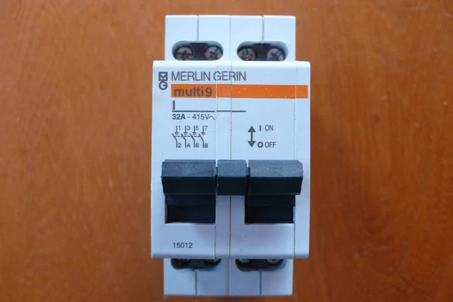 INTERRUPTEUR SECTIONNEUR TETRAPOLAIRE 32A Merlin Gerin 15012 Triphase+N ...