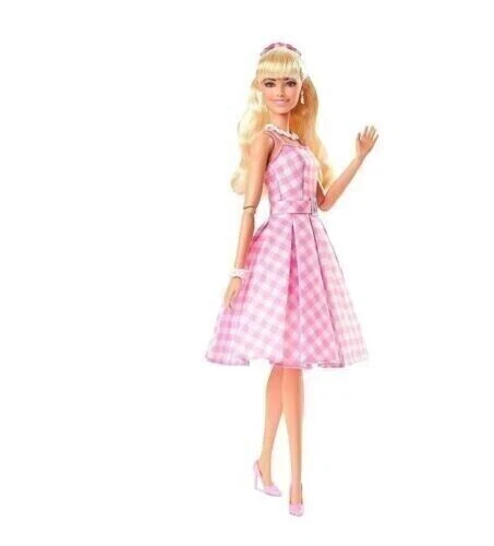 BARBIE LA POUPÉE du film Margot Robbie dans le rôle de Barbie portant une... EUR 217,32 ...