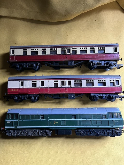 TRIANG HORNBY R357 Class 31 Locomotive BR green D5572 - With R28 ...